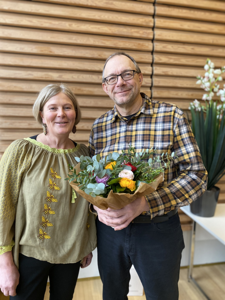 Vuoden 2023 mehiläistarhaajiksi Marja Komppa ja Ari Seppälä ...